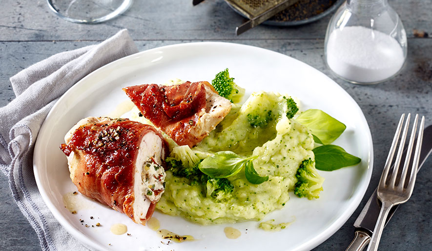 Stuffed chicken breast with mashed potatoes and broccoli