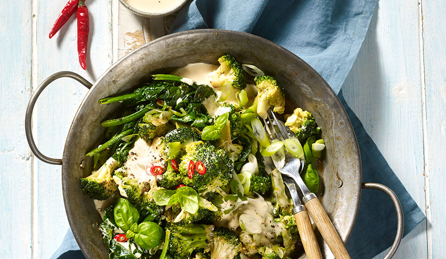 Green Vegetable-Wok with Paprika Chili Cream Cheese
